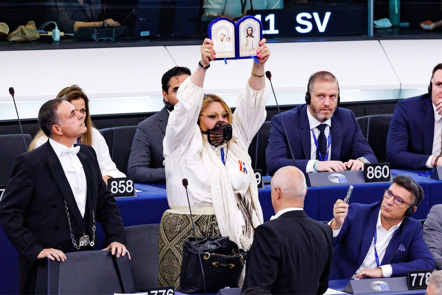 Iovanovici Sosoaca espulsa dal Parlamento Ue: "Ursula ha ucciso persone"