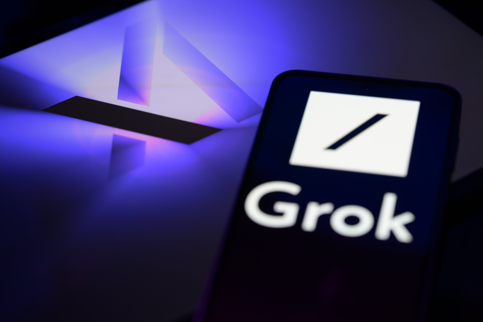 Grok nel mirino dell'Europa, al via l'indagine sui deepfake sessuali