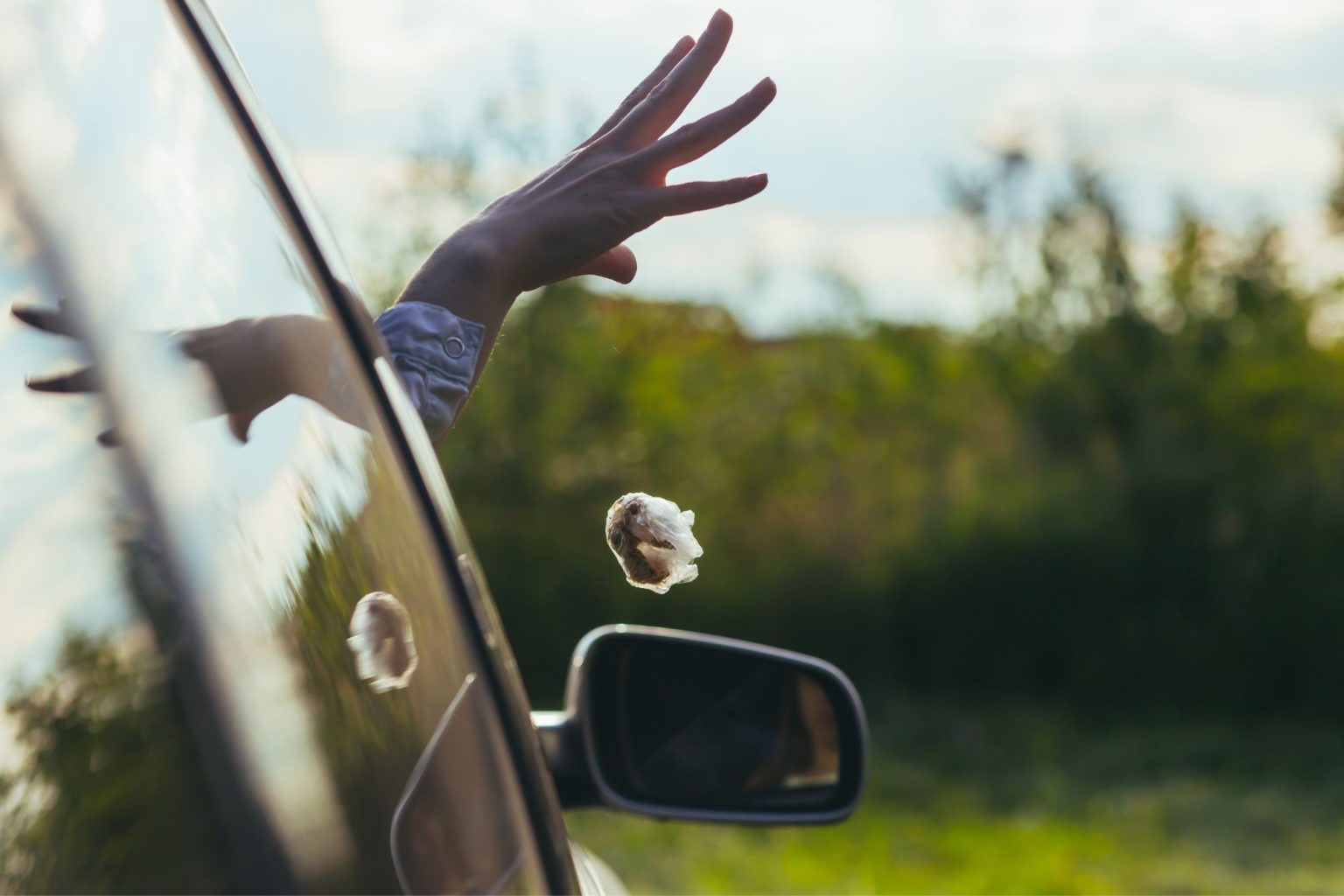 Multe fino a 18mila euro per chi getta rifiuti dal finestrino